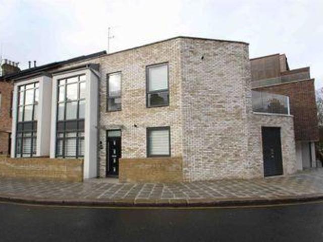 2 Bedrooms Flat for rent in Fawe Park Road, London SW15