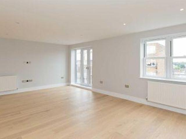 2 Bedrooms Flat for rent in Fairfield Road, Brentwood CM14