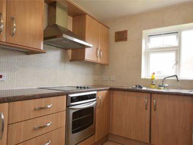 2 Bedrooms Flat for rent in Fairlawnes, Wallington, Surrey SM6