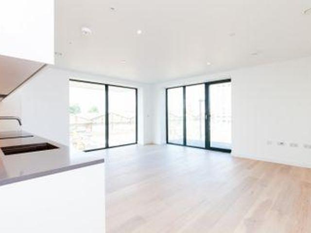 2 Bedrooms Flat for rent in Fairwater House, Royal Wharf E16