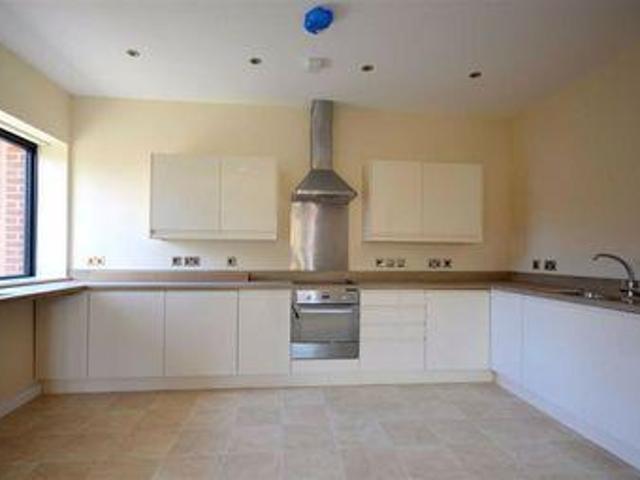2 Bedrooms Flat for rent in Falcon Close, Quedgeley, Gloucester GL2