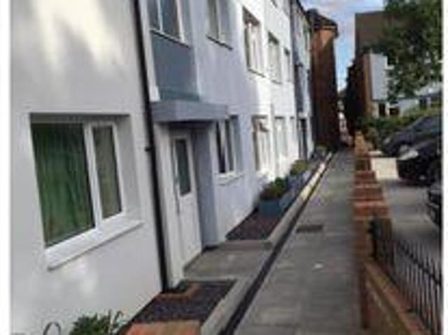 2 Bedrooms Flat for rent in Falcon Court, South Woodford E18