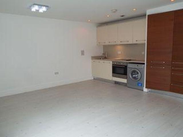 2 Bedrooms Flat for rent in Falcon Drive, Cardiff CF10