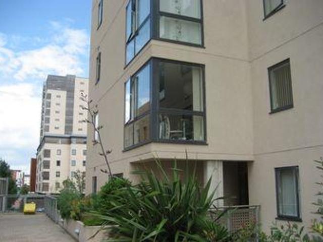 2 Bedrooms Flat for rent in Falcon Drive, Cardiff Bay CF10