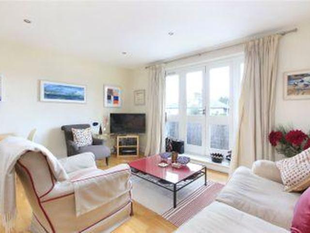 2 Bedrooms Flat for rent in Falcon Road, Battersea, London SW11