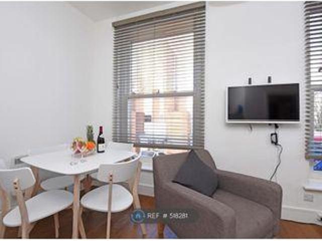 2 Bedrooms Flat for rent in Falcon Road, London SW11