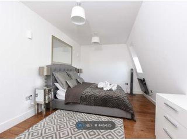 2 Bedrooms Flat for rent in Falcon Road, London SW11