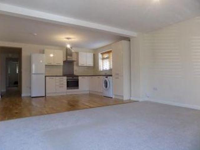 2 Bedrooms Flat for rent in Farnborough Road, Farnham GU9