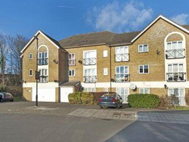 2 Bedrooms Flat for rent in Farrow Lane, London SE14
