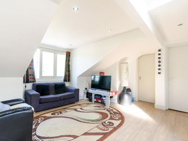 2 Bedrooms Flat for Rent in Fassett Road | Foxtons