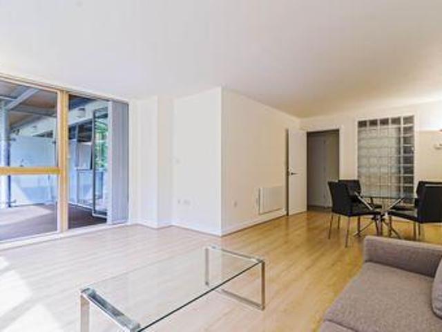 2 Bedrooms Flat for rent in Featherstone Street, London EC1Y
