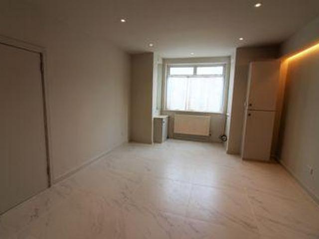 2 Bedrooms Flat for rent in Feltham Road, Ashford, Surrey TW15