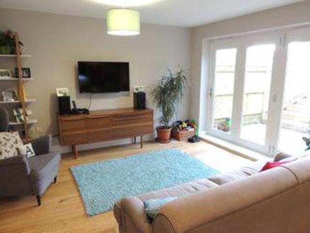 2 Bedrooms Flat for rent in fere Place, London SE25