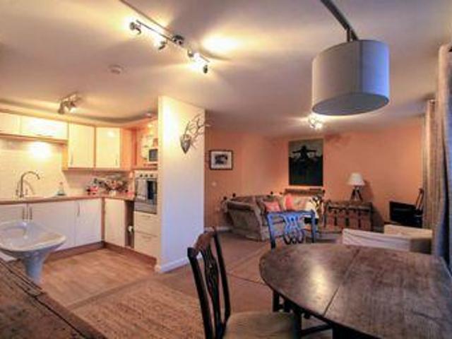 2 Bedrooms Flat for rent in Ffordd Garthorne, Cardiff CF10