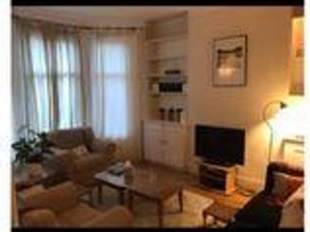 2 Bedrooms Flat for rent in Fieldhouse Road, London SW12