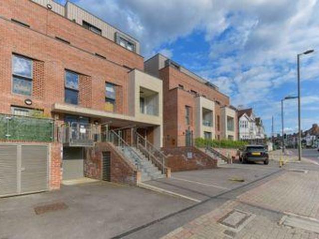 2 Bedrooms Flat for rent in Finchley Road, London NW3