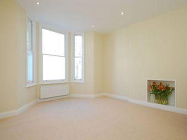 2 Bedrooms Flat for rent in Finborough Road, Chelsea SW10