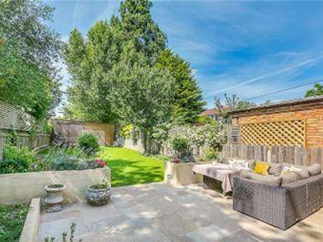 2 Bedrooms Flat for rent in Finlay Street, Fulham, London SW6