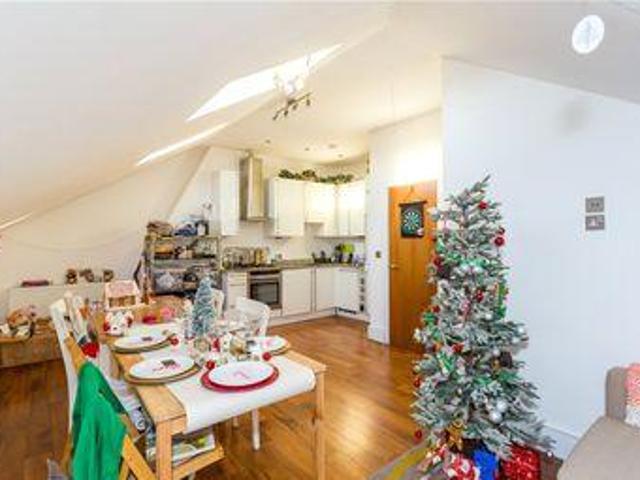2 Bedrooms Flat for rent in Finsbury Park Road, Finsbury Park N4