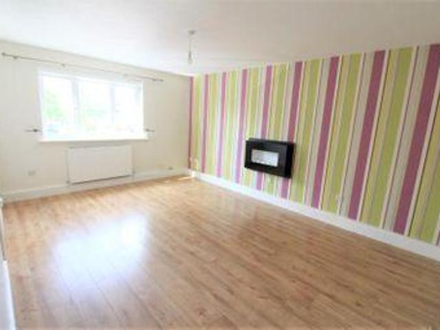 2 Bedrooms Flat for rent in Firbank Close, Enfield EN2