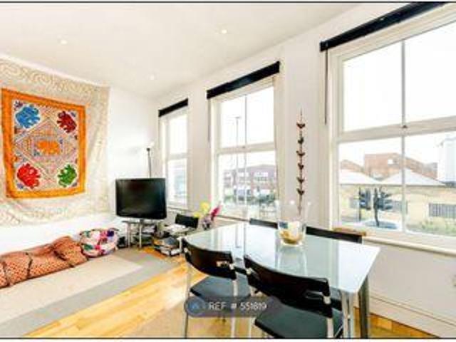 2 Bedrooms Flat for rent in First Floor, London SW18