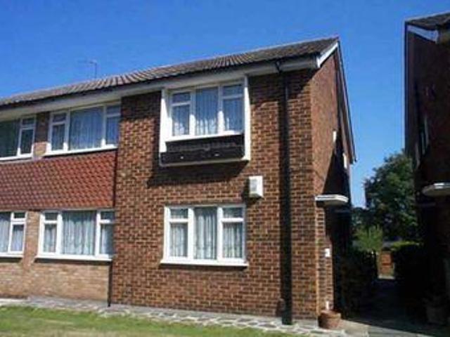 2 Bedrooms Flat for rent in Fleetwood Court, Farnborough Common, Farnborough BR6