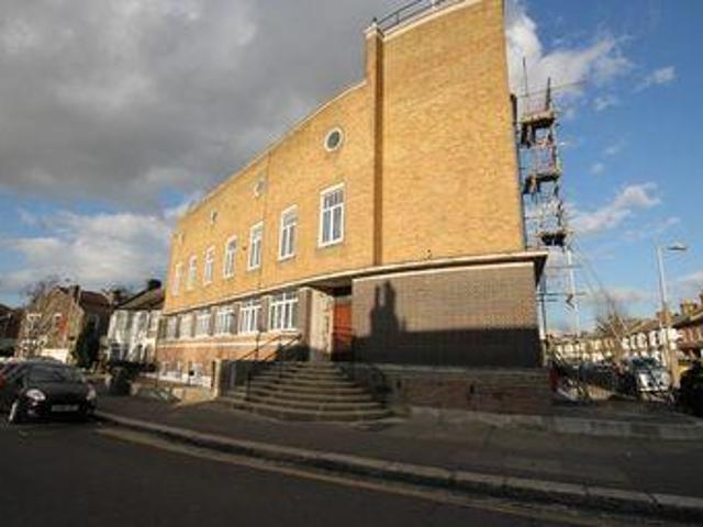 2 Bedrooms Flat for rent in Francis Road, London E10