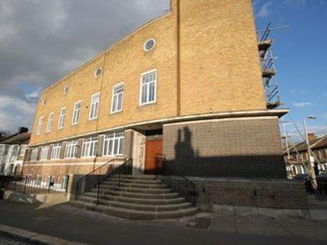 2 Bedrooms Flat for rent in Francis Road, London E10