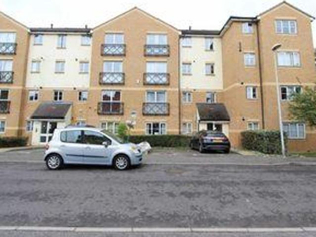 2 Bedrooms Flat for rent in Friars Close, Seven Kings, Essex IG1