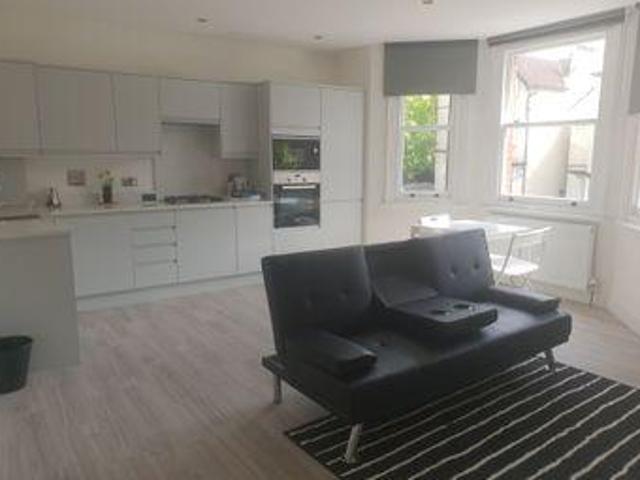 2 Bedrooms Flat for rent in Friends Road, London CR0