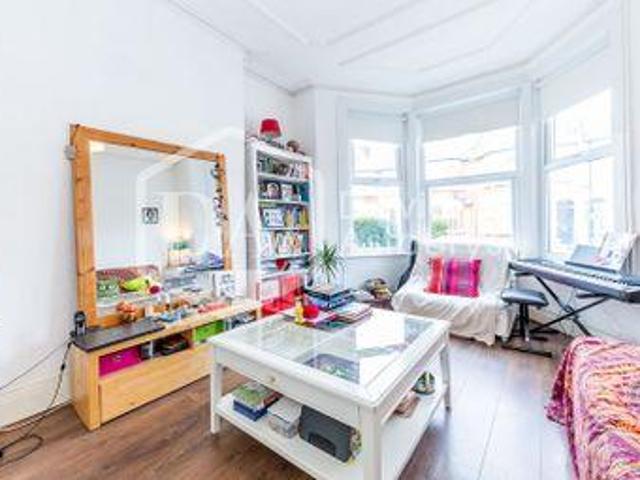 2 Bedrooms Flat for rent in Frobisher Road, Turnpike Lane, London N8