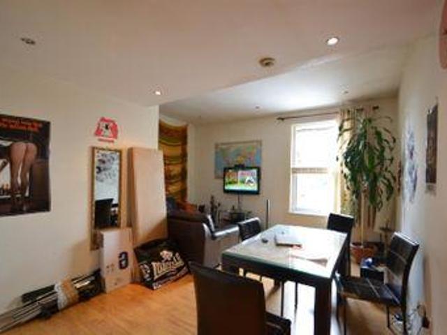 2 Bedrooms Flat for rent in Fulham, North End Road SW6