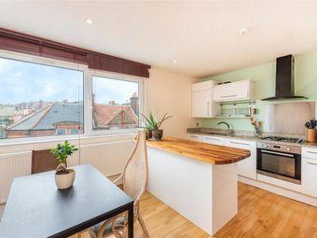 2 Bedrooms Flat for rent in Knights Hill, London SE27