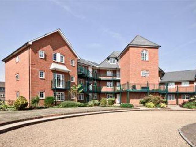 2 Bedrooms Flat for rent in Knights Place, Windsor SL4