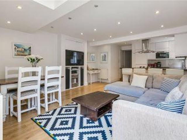 2 Bedrooms Flat for rent in Kelmscott Road, London SW11