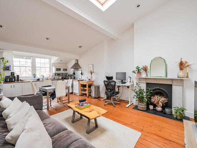 2 Bedrooms Flat for Rent in Kelross Road | Foxtons