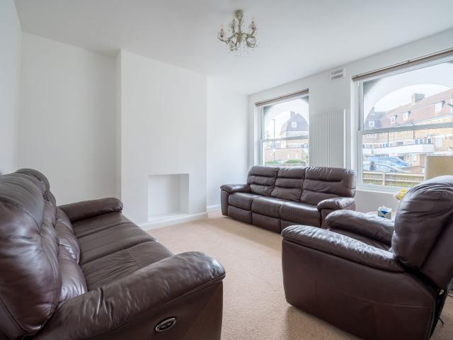2 Bedrooms Flat for Rent in Kenbury Gardens | Foxtons
