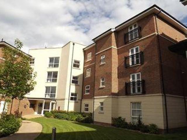 2 Bedrooms Flat for rent in Kenley Place, Farnborough GU14