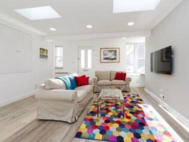 2 Bedrooms Flat for rent in Kensington Place, London W8