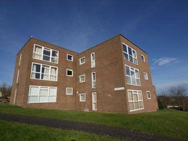 2 Bedrooms Flat for rent in Kestrel Court, Alton GU34