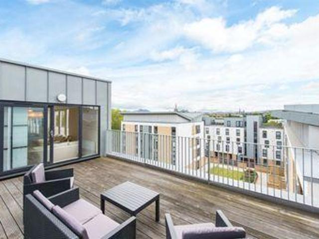 2 Bedrooms Flat for rent in Kimmerghame Path, Edinburgh EH4