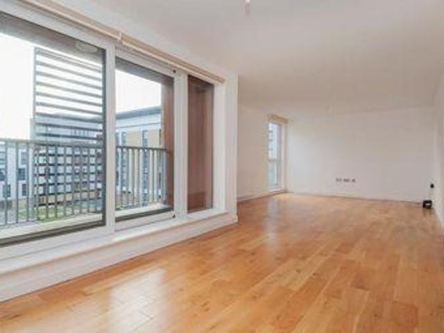 2 Bedrooms Flat for rent in Kimmerghame Place, Edinburgh EH4