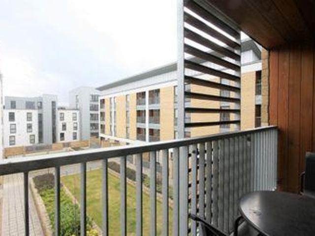 2 Bedrooms Flat for rent in Kimmerghame Place, Fettes, Edinburgh EH4
