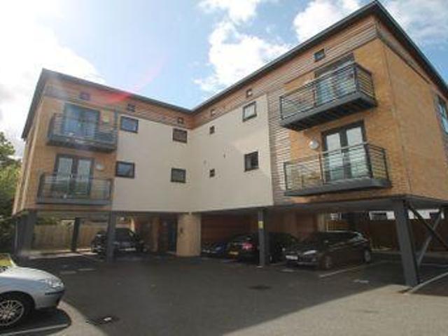 2 Bedrooms Flat for rent in Kingston Road, Staines TW18