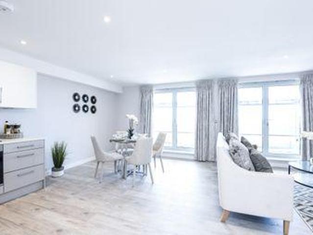 2 Bedrooms Flat for rent in Kingsway, Hove BN3