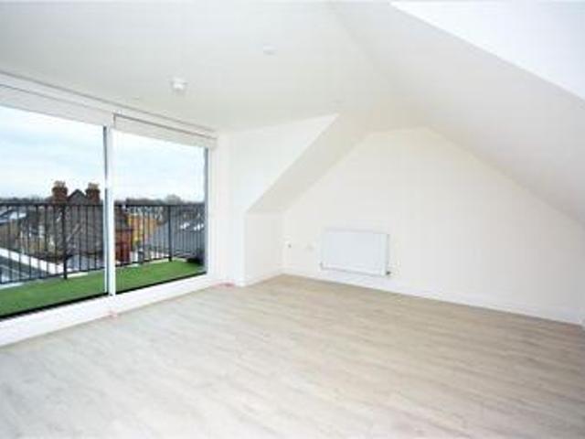 2 Bedrooms Flat for rent in Kings Road, London SW19