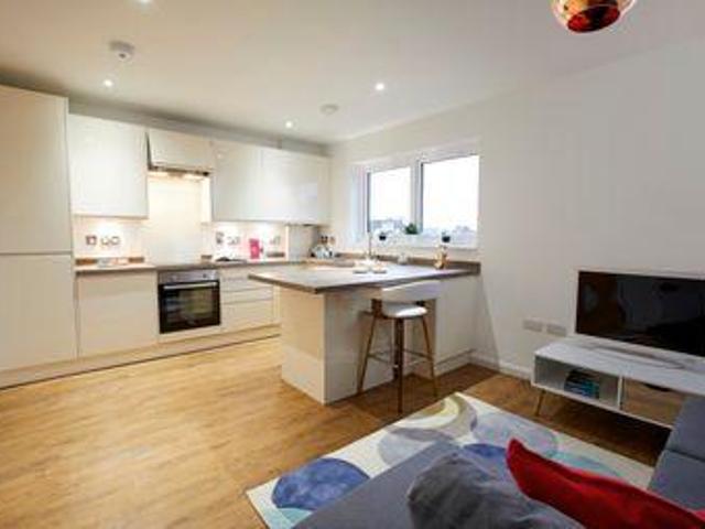 2 Bedrooms Flat for rent in Kirk Beston Close, Leeds LS11
