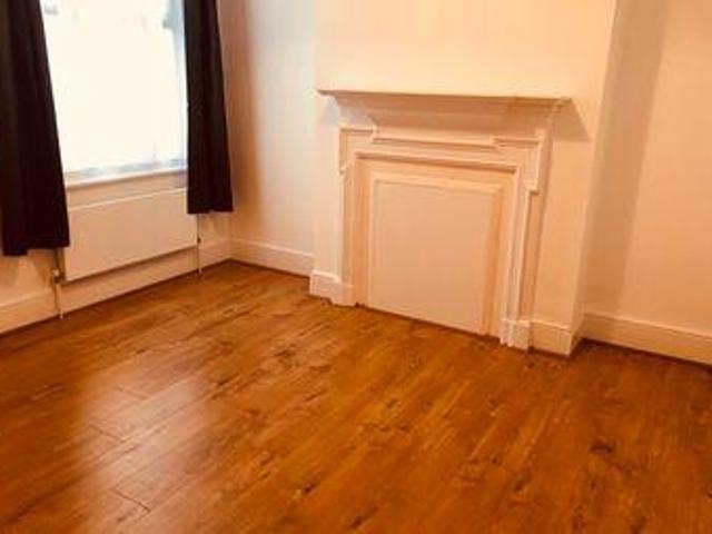 2 Bedrooms Flat for rent in Kirkstall Avenue, Turnpike Lane N17