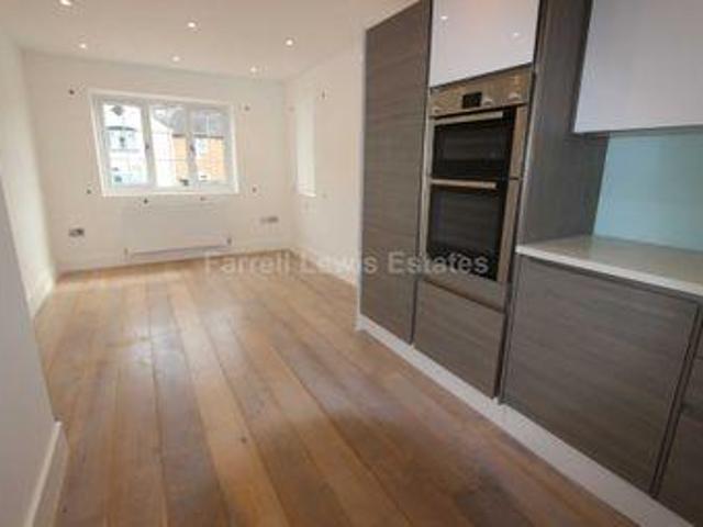 2 Bedrooms Flat for rent in Hoylake Rd, Acton W3