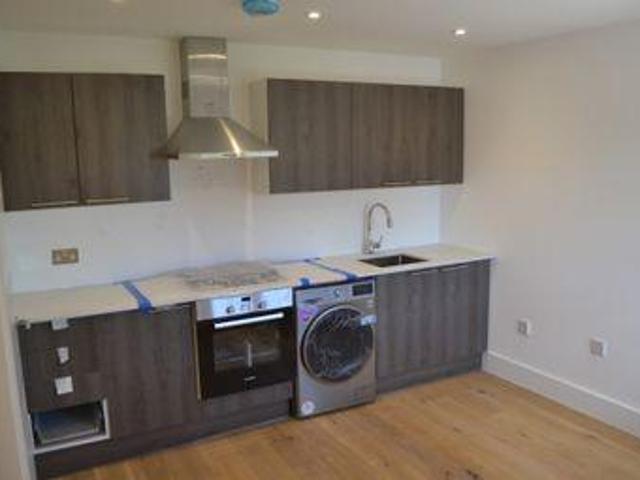 2 Bedrooms Flat for rent in Hoylake Road, London W3